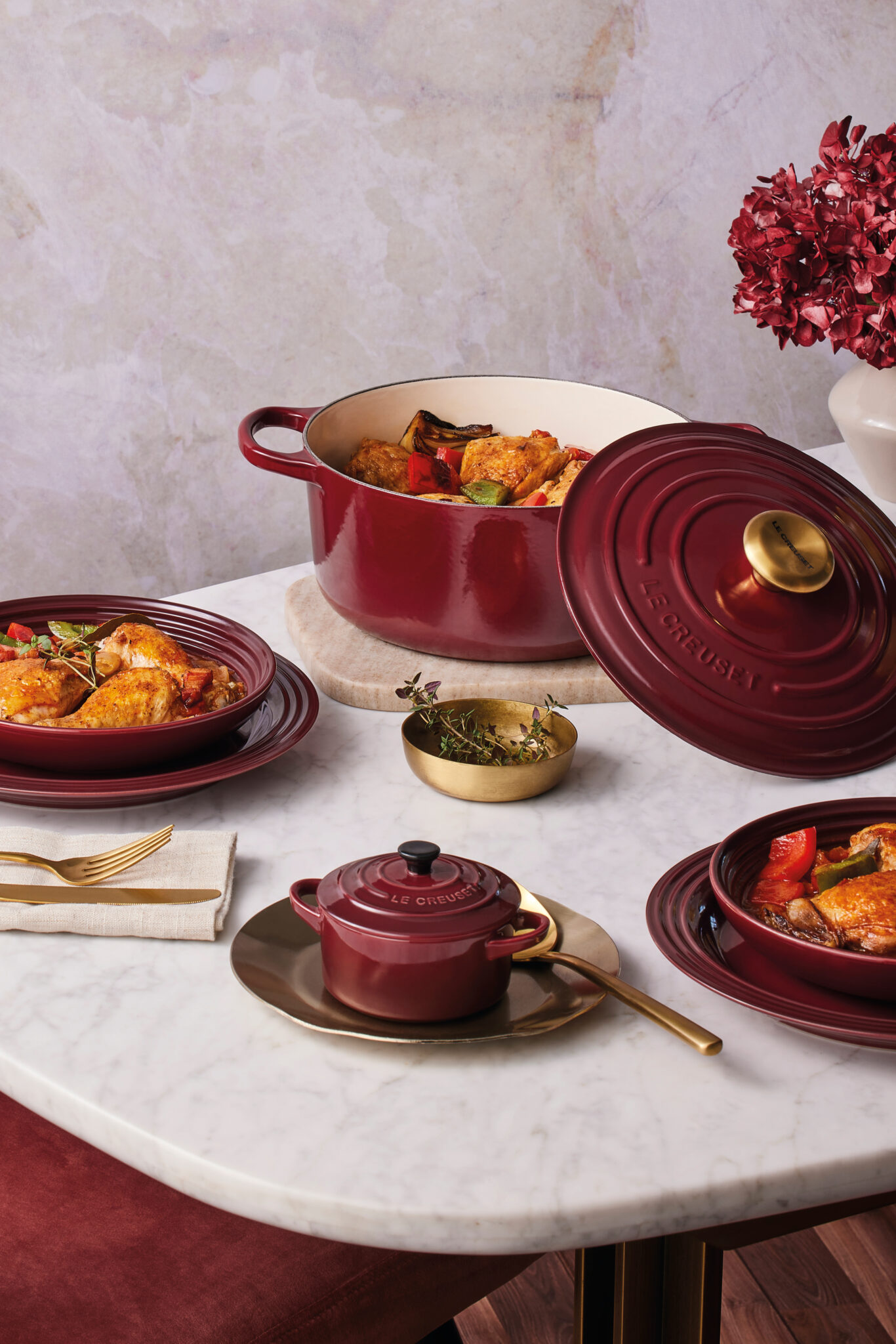 Le Creuset presenta su nuevo color “Rhone”: una oda a la elegancia y la ...