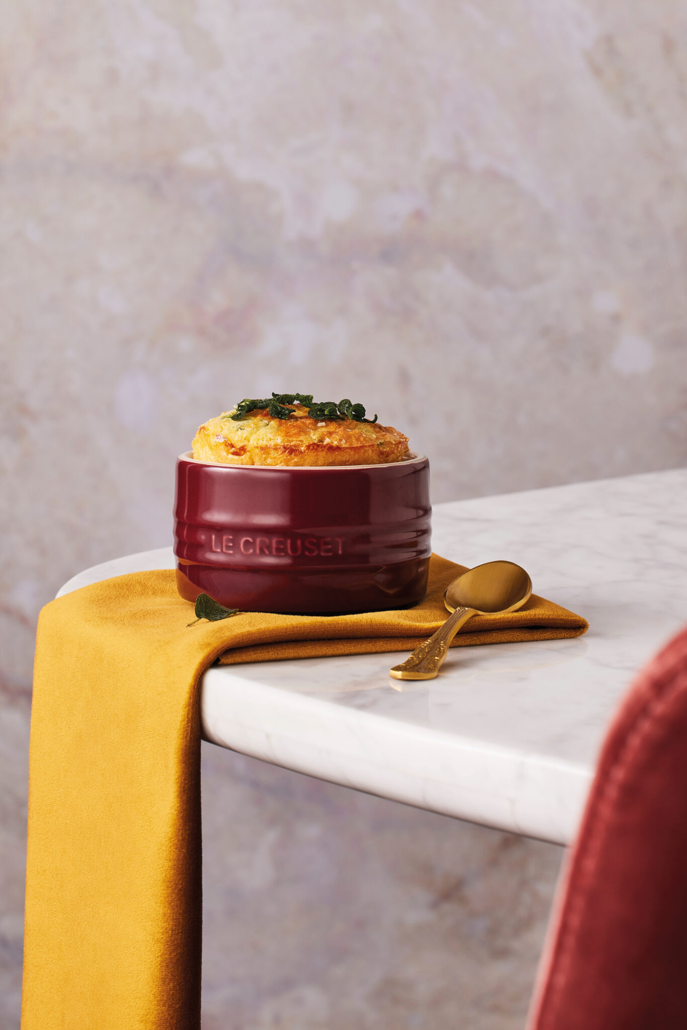 Le Creuset presenta su nuevo color “Rhone”: una oda a la elegancia y la ...